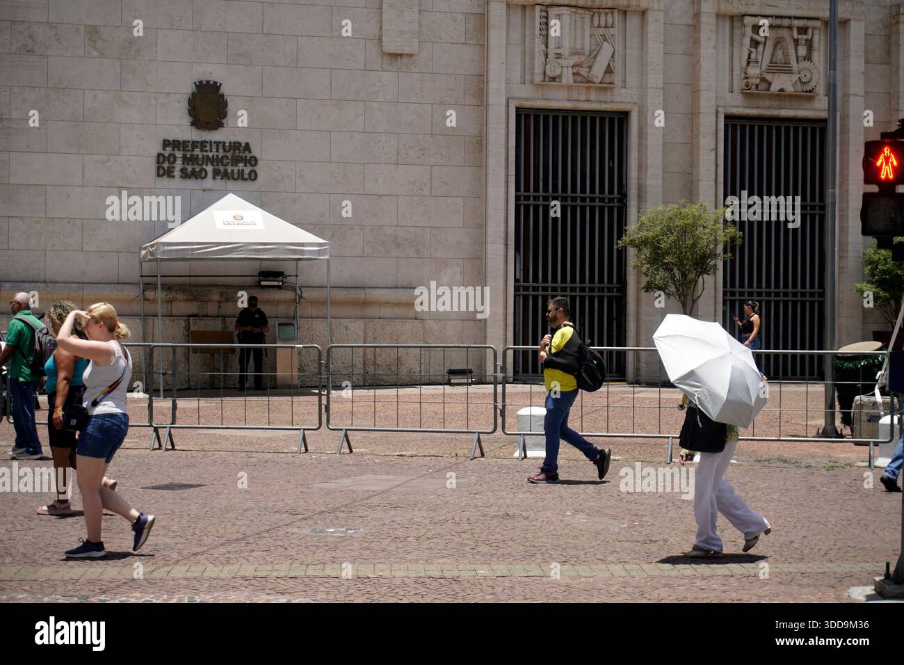 Pedestrians protect themselves from the heat in the central region of ...