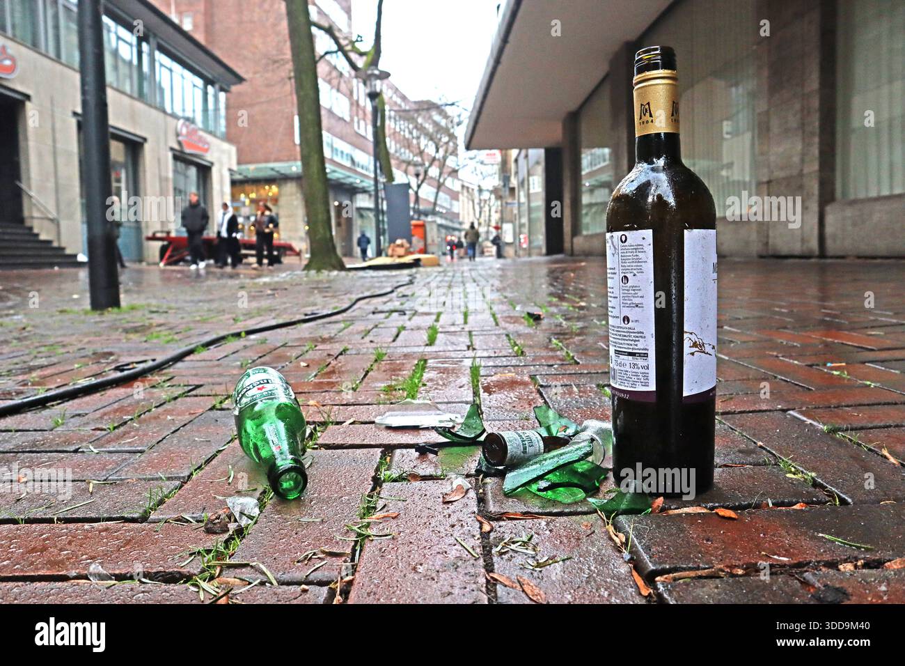 Verletzungsgefahr durch Glassplitter Die Scherben einer zerbrochenen ...