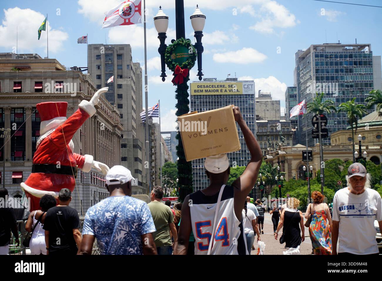 Pedestrians protect themselves from the heat in the central region of ...