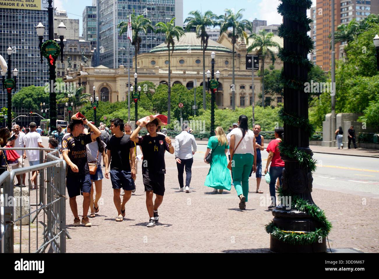 Pedestrians protect themselves from the heat in the central region of ...