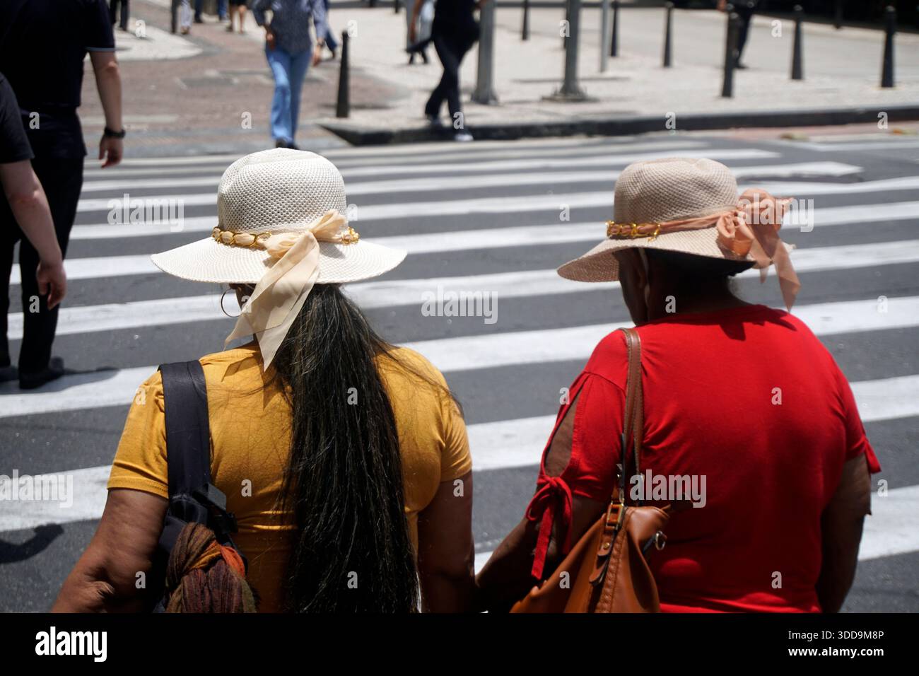 Pedestrians protect themselves from the heat in the central region of ...