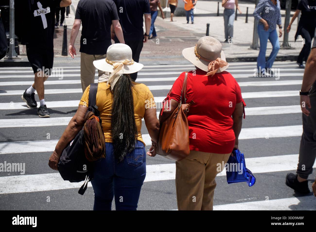 Pedestrians protect themselves from the heat in the central region of ...
