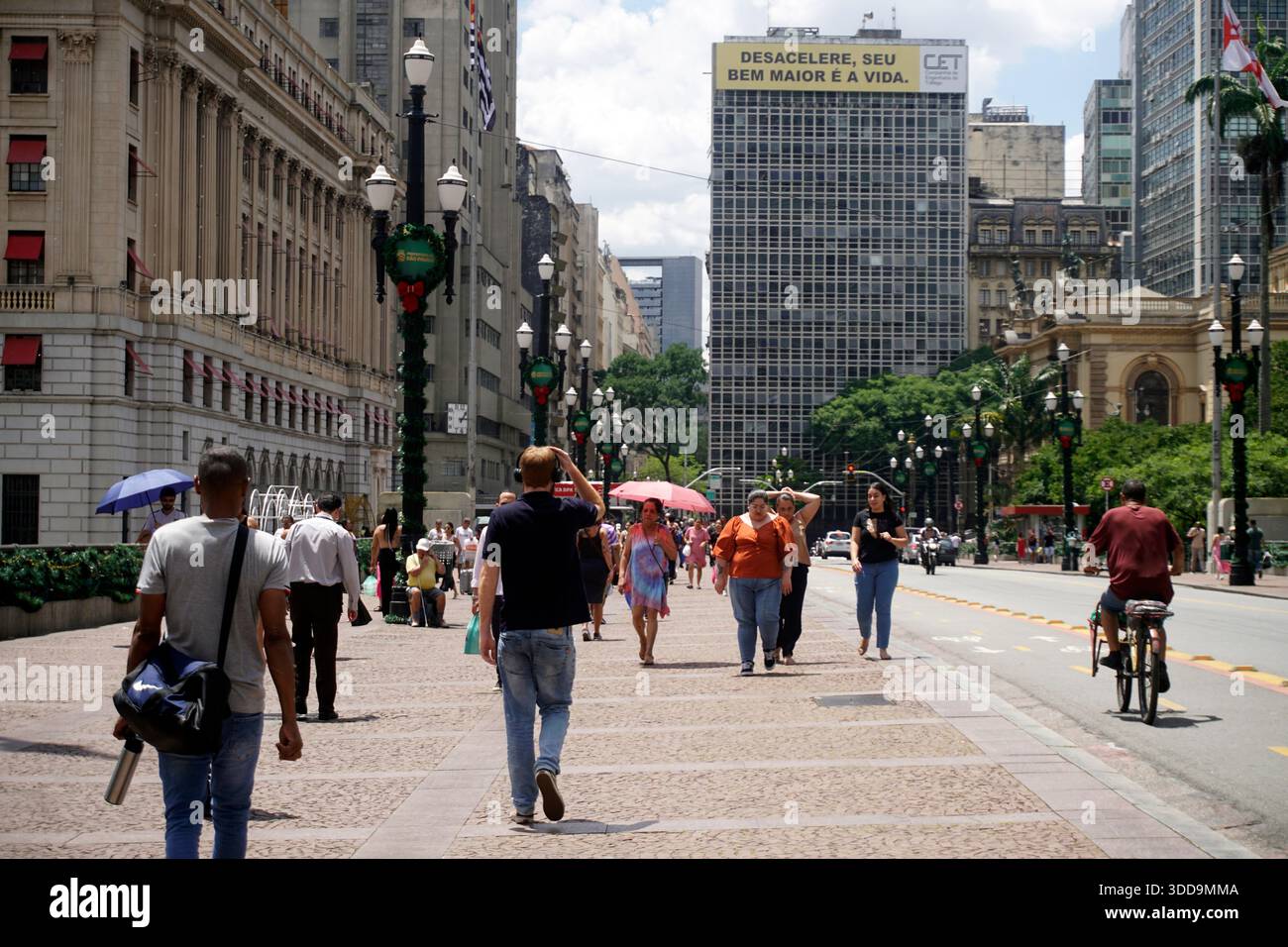 Pedestrians protect themselves from the heat in the central region of ...