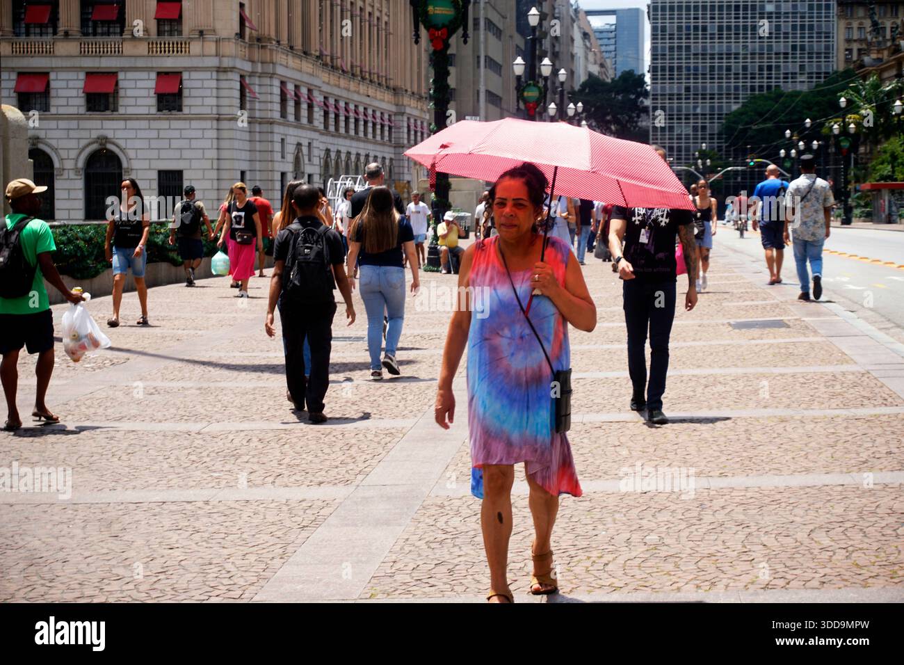 Pedestrians protect themselves from the heat in the central region of ...
