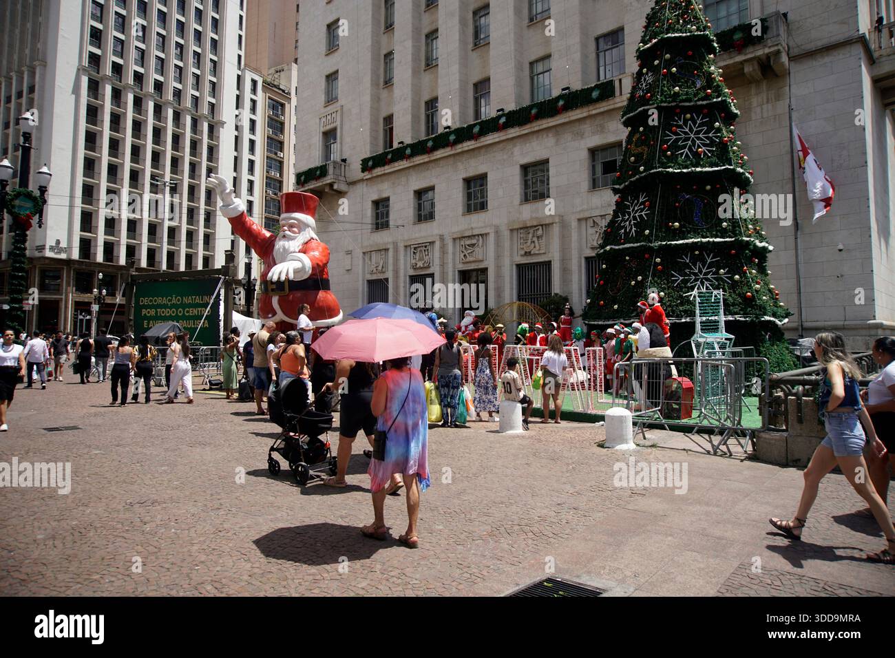 Pedestrians protect themselves from the heat in the central region of ...