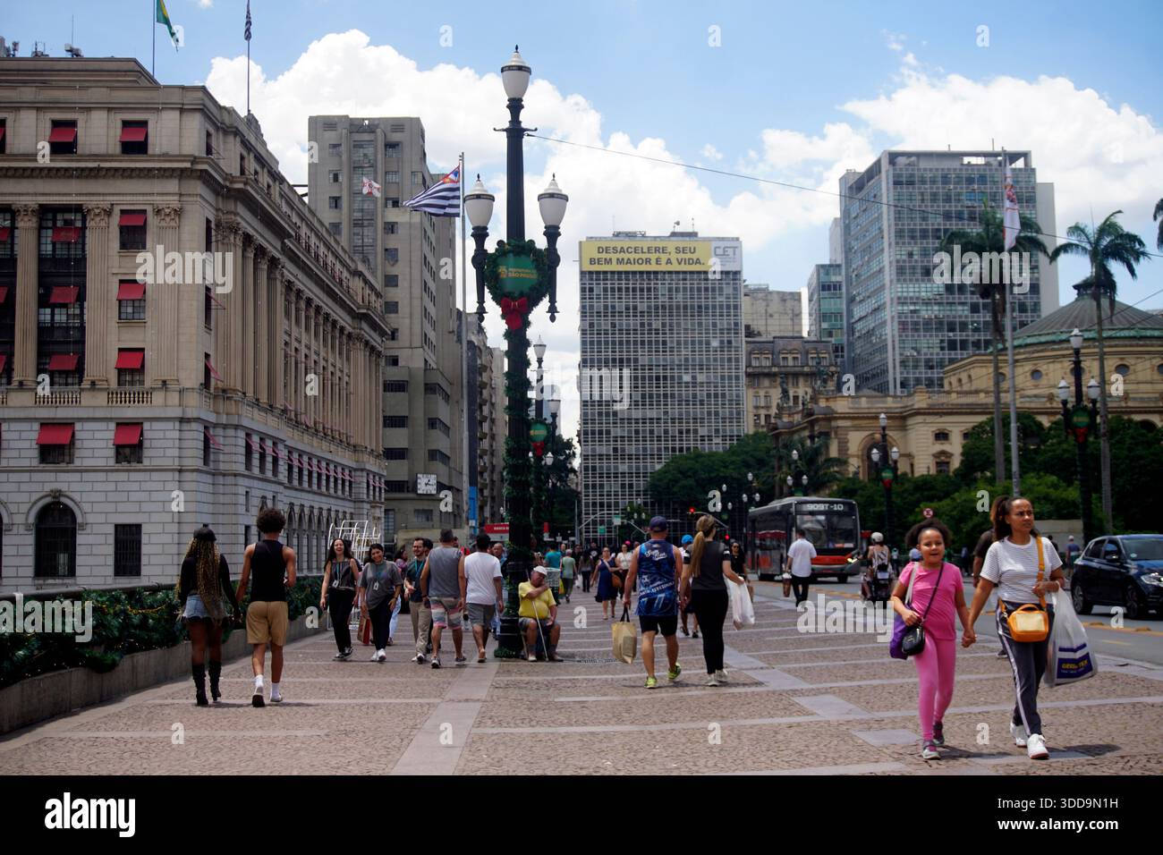 Pedestrians protect themselves from the heat in the central region of ...