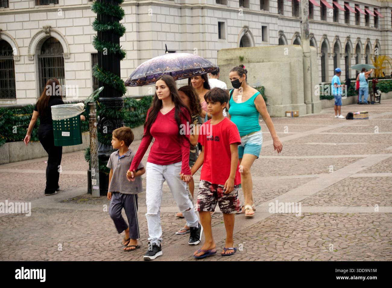 Pedestrians protect themselves from the heat in the central region of ...