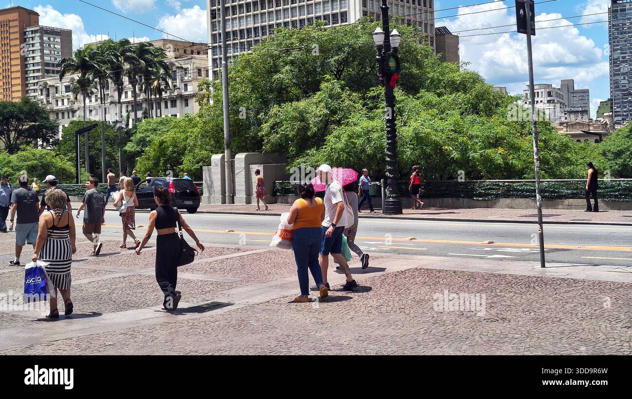 Pedestrians protect themselves from the heat in the central region of ...