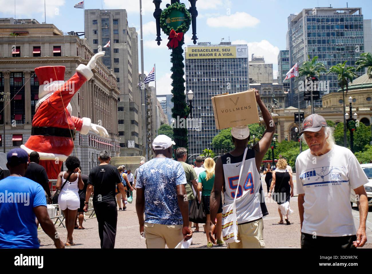 Pedestrians protect themselves from the heat in the central region of ...