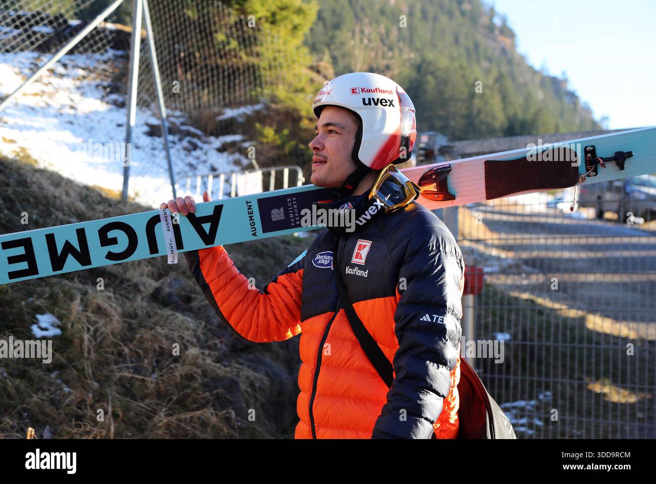 Seitlich im profil mit ski hi-res stock photography and images - Alamy
