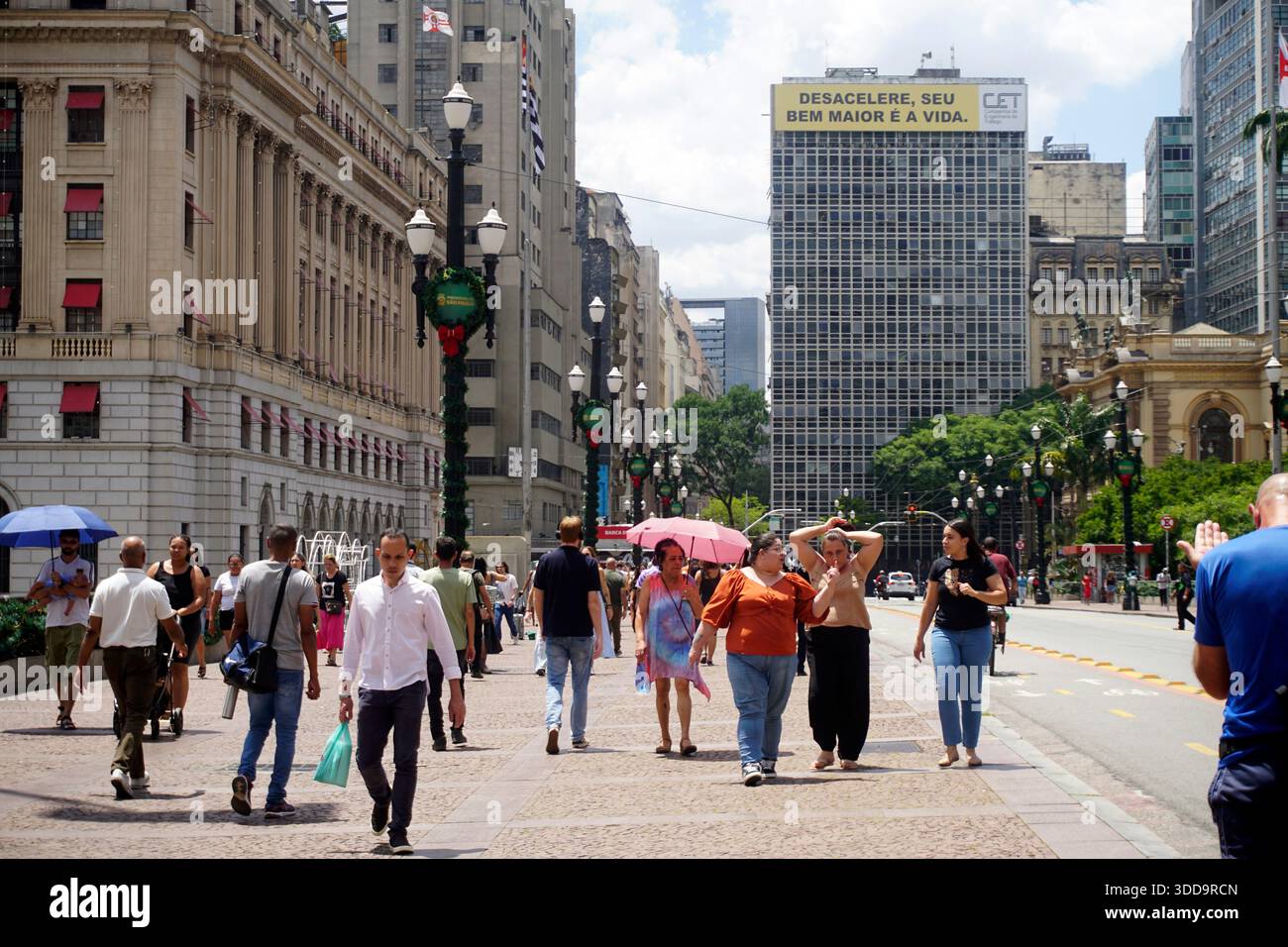 Pedestrians protect themselves from the heat in the central region of ...