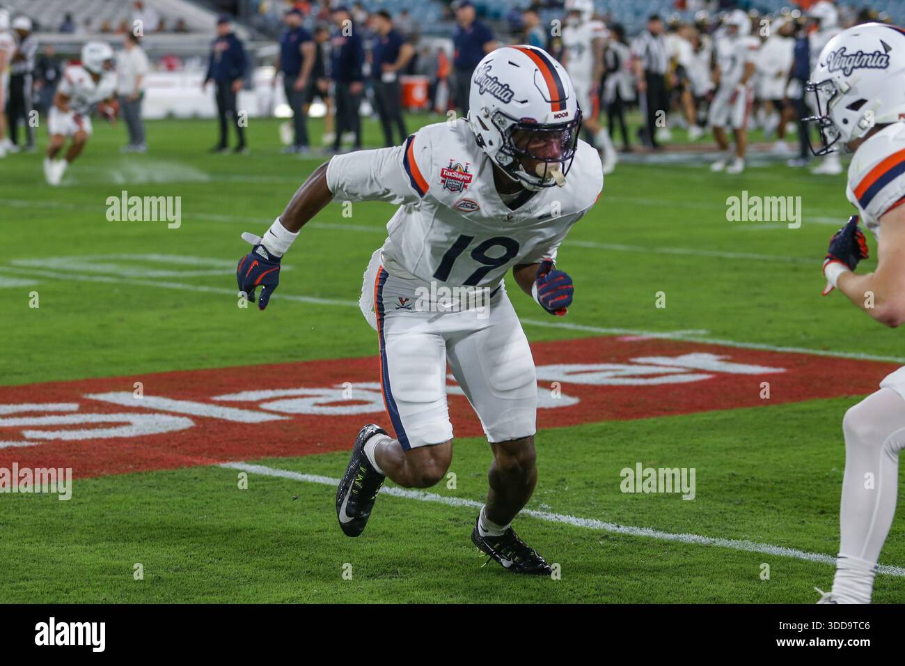 Virginia cornerback Emmanuel Karnley (19) warms up before the Gator ...