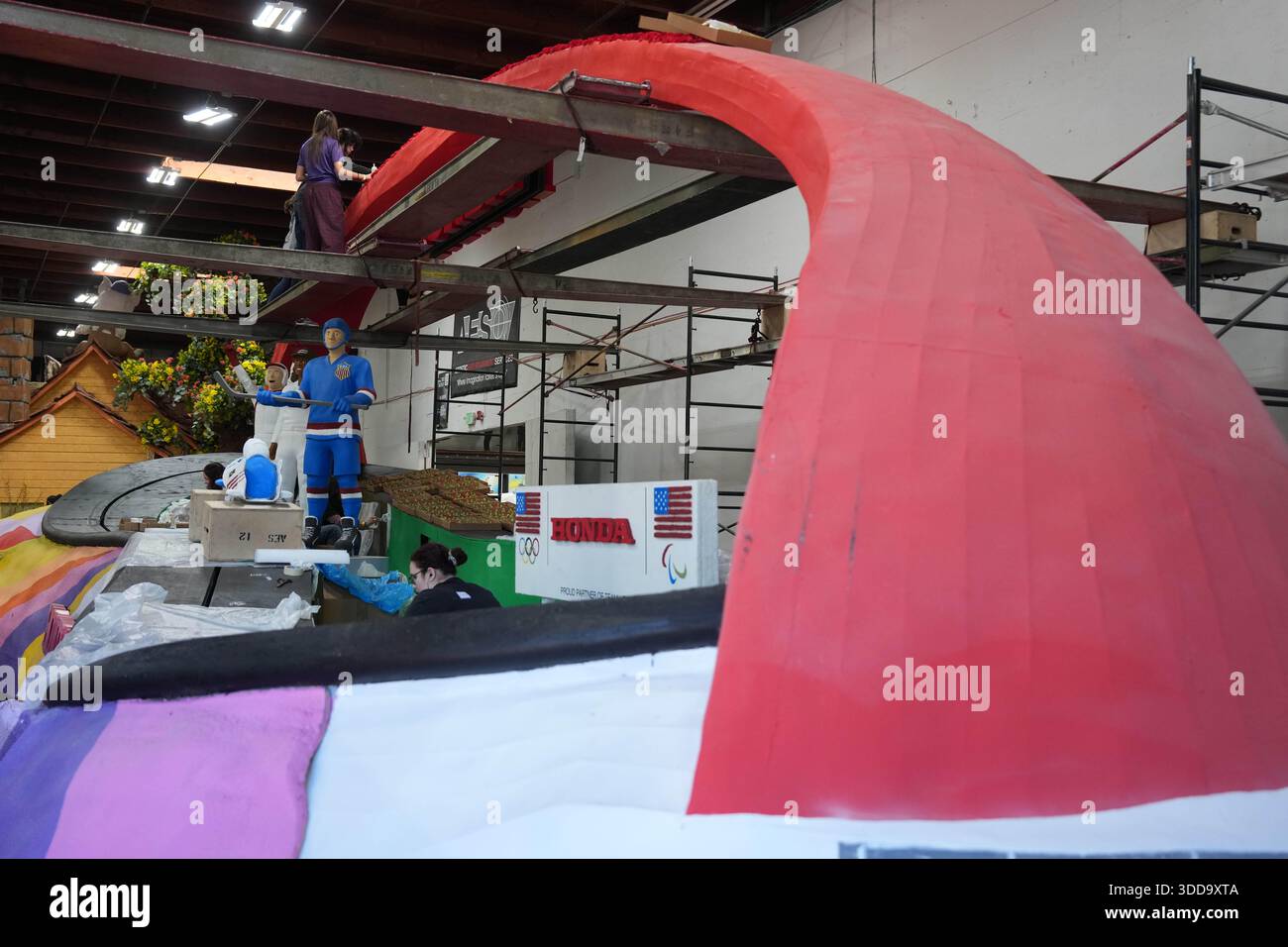 The Honda Power of Teams Tournament of Roses Parade float under ...