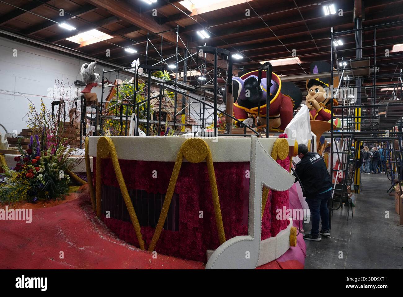A Tournament of Roses Parade float under construction at the Rosemont ...