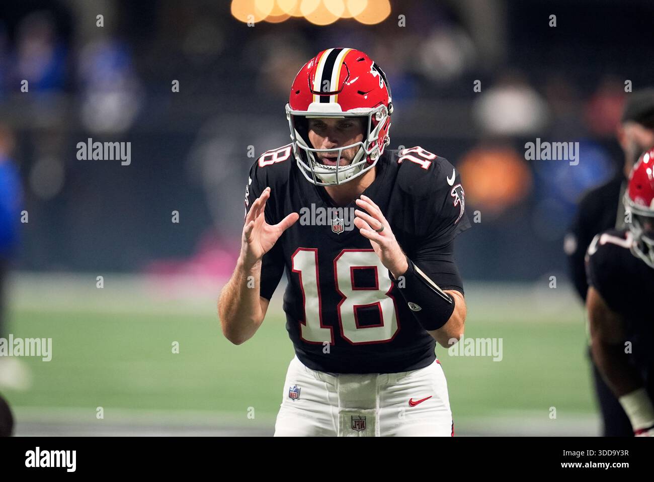 Atlanta Falcons quarterback Kirk Cousins (18) warms up before an NFL ...