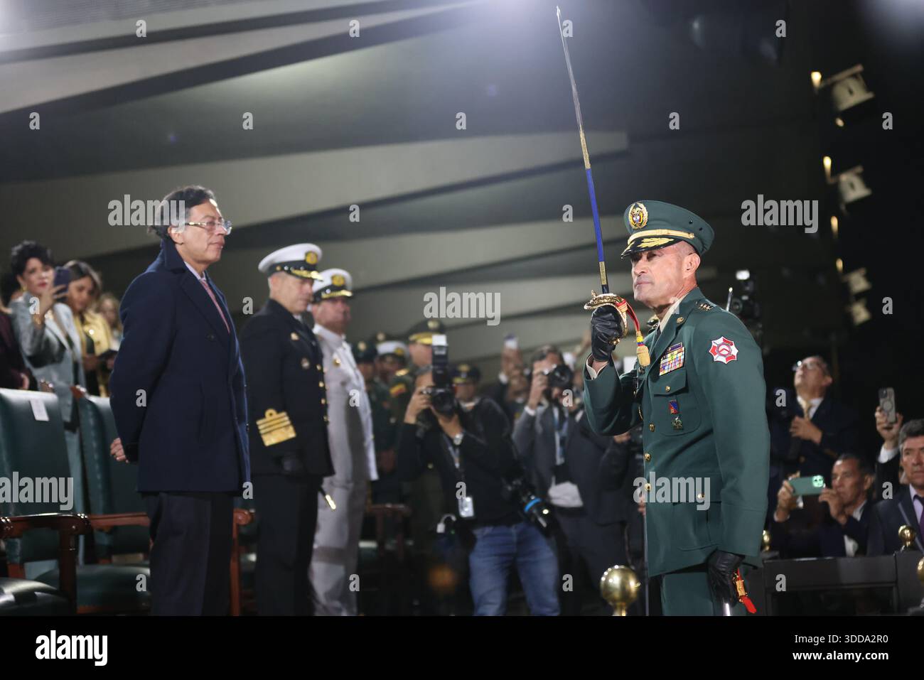 New Army Commander Gen. Royer Gómez salutes President Gustavo Petro ...
