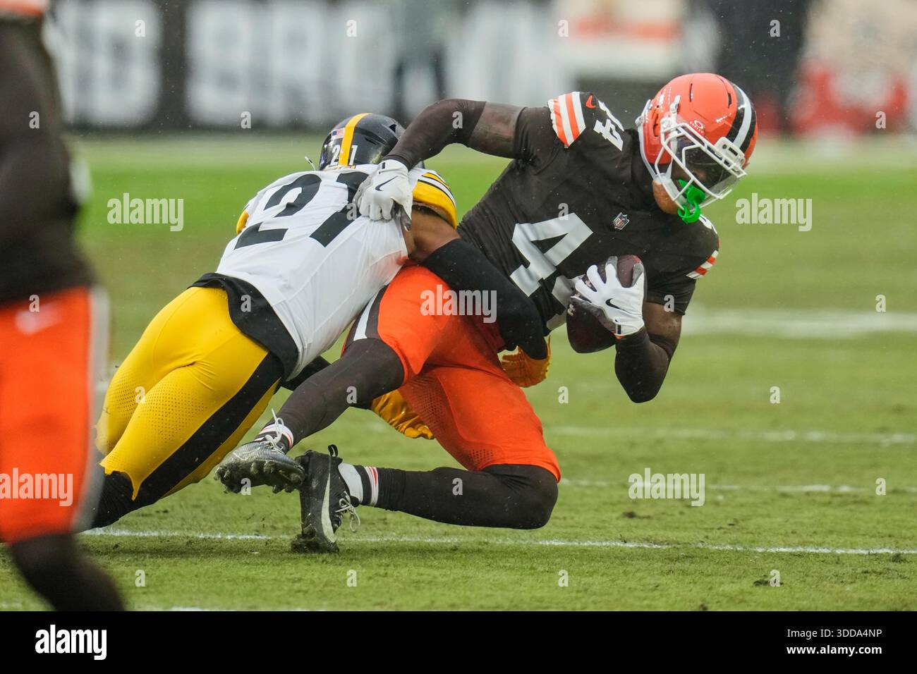 Cleveland Browns tight end Harold Fannin Jr. (44)) is tackled by ...