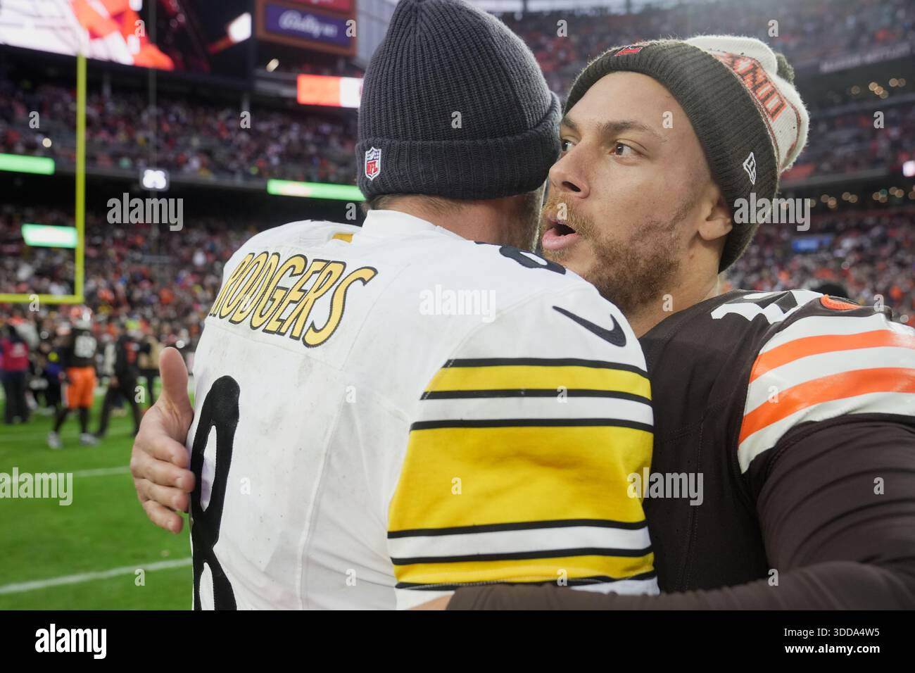 Pittsburgh Steelers quarterback Aaron Rodgers (8) and Cleveland Browns ...
