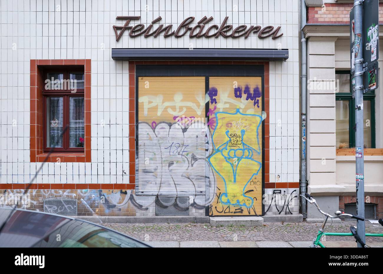 05 December 2025, Saxony, Leipzig: View of the closed pastry shop at ...