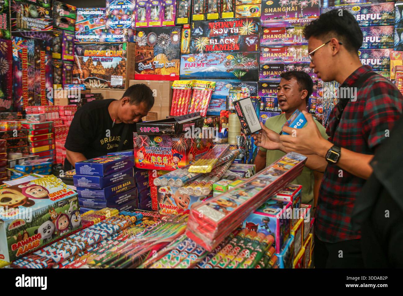 December 30, 2025, Jakarta, Jakarta, Indonesia: Residents buy ...