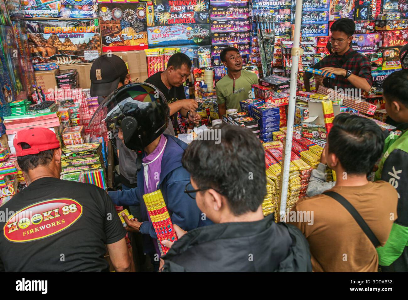 December 30, 2025, Jakarta, Jakarta, Indonesia: Residents buy ...