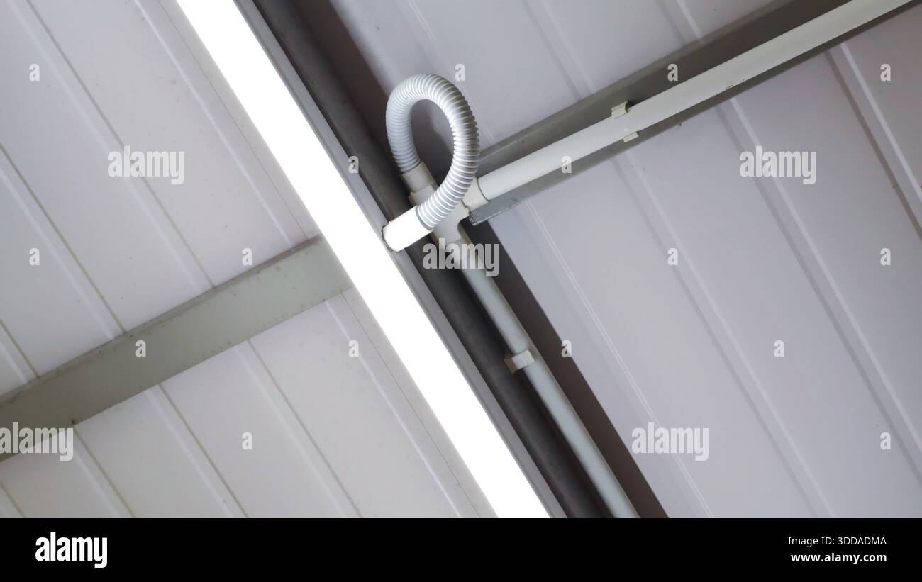 Industrial ceiling piping hi-res stock photography and images - Alamy