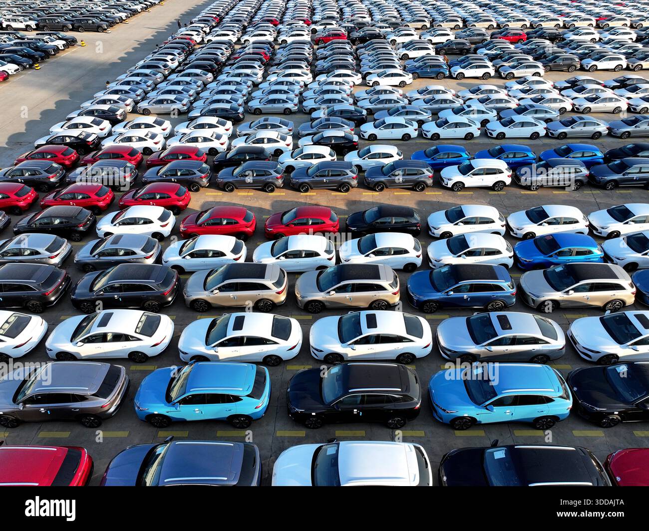 Aerial photo shows export-bound vehicles await loading at Lianyungang ...