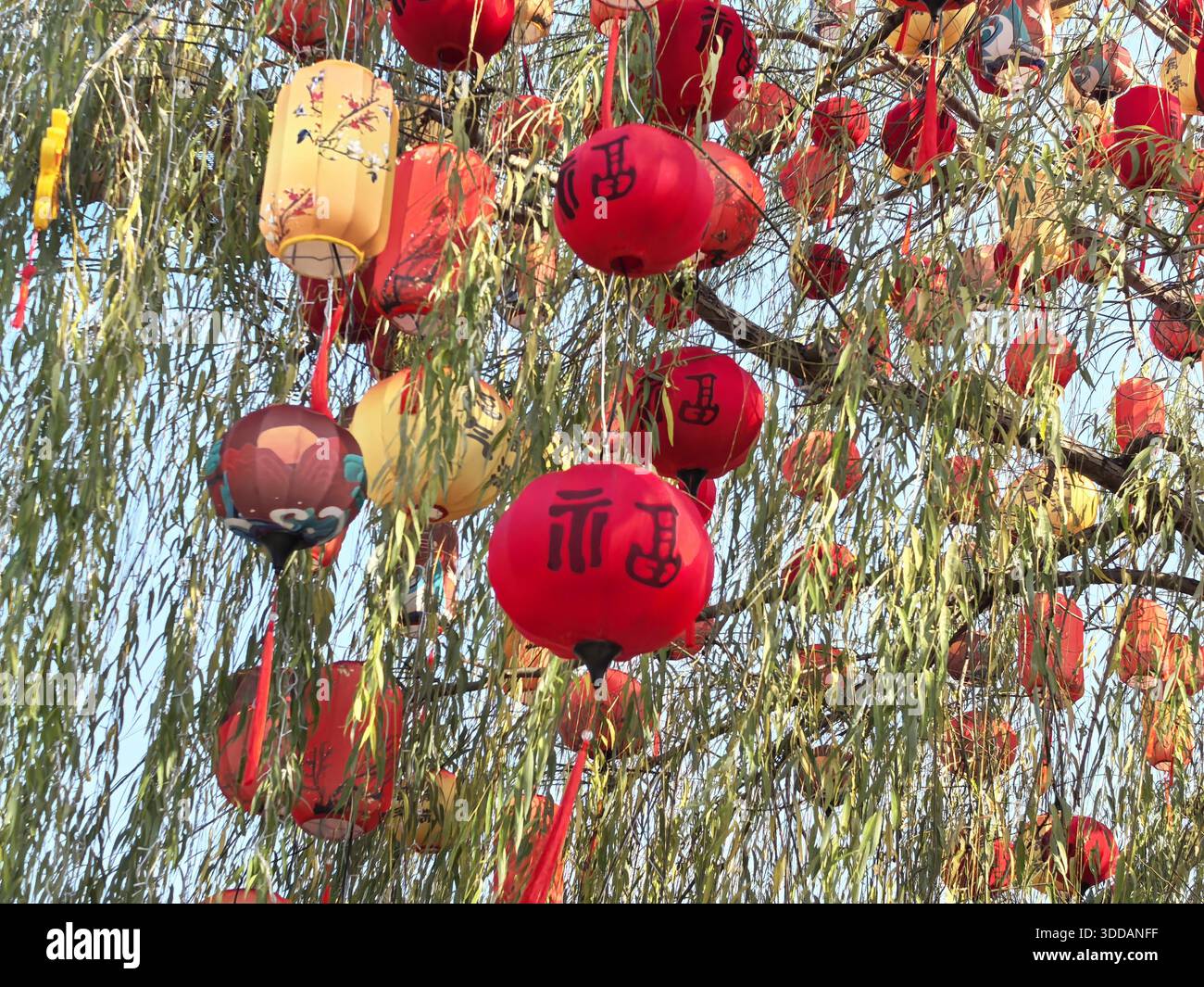 Workers install festive lanterns at Laomendong historical block in ...