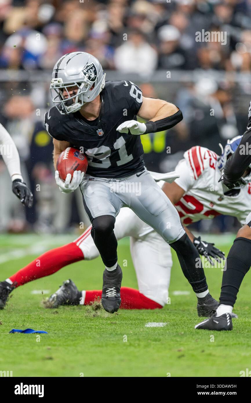 Las Vegas Raiders tight end Alex Bachman (81) returns a punt against ...