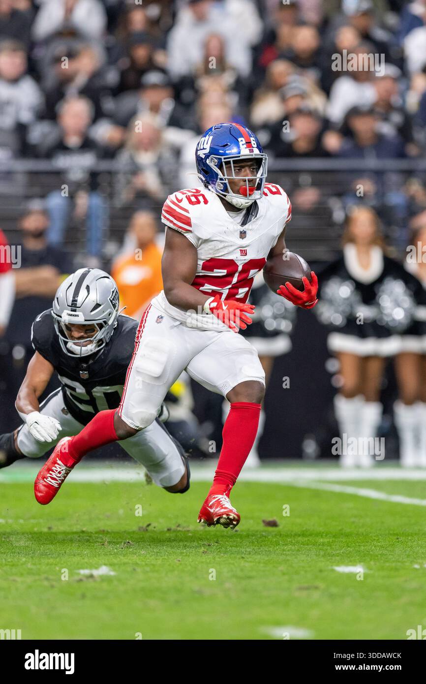 New York Giants running back Devin Singletary (26) runs the ball ...