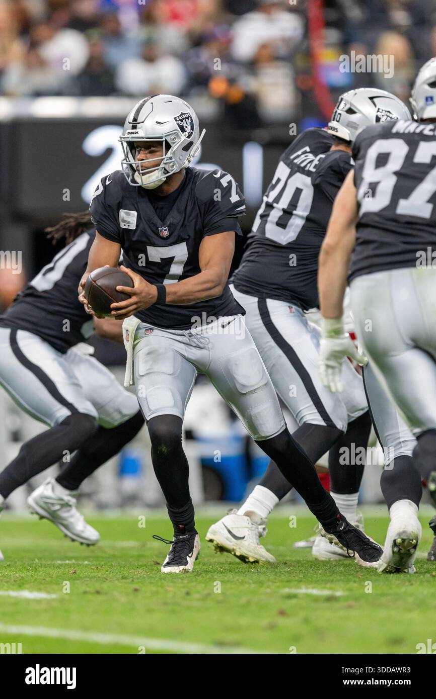 Las Vegas Raiders quarterback Geno Smith (7) turns to hand off against ...
