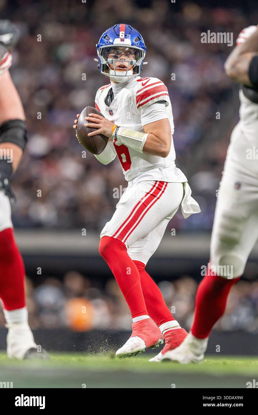 New York Giants quarterback Jaxson Dart (6) drops back to pass against ...