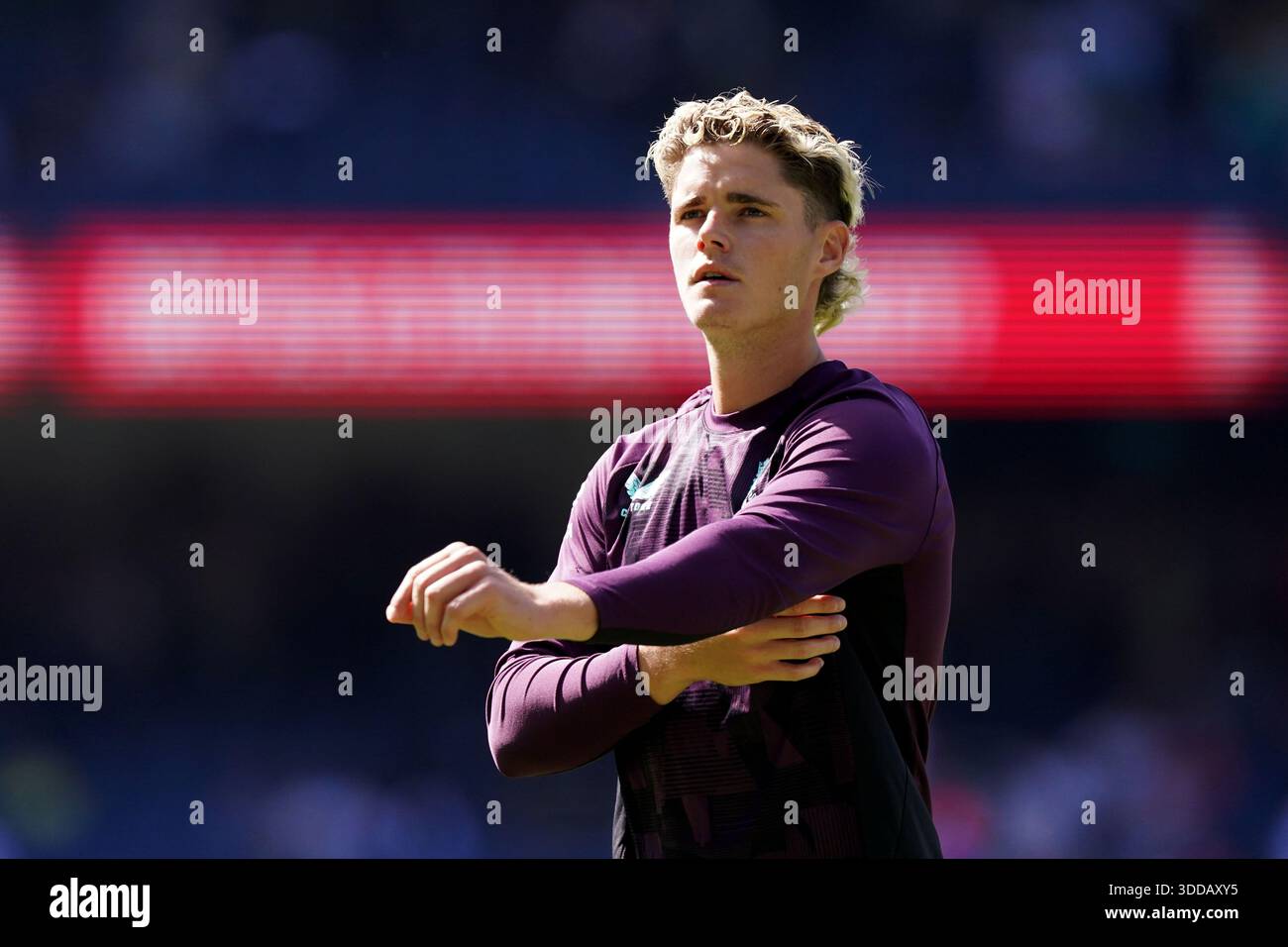 England's Jacob Bethell warms up on day two of the fourth NRMA ...