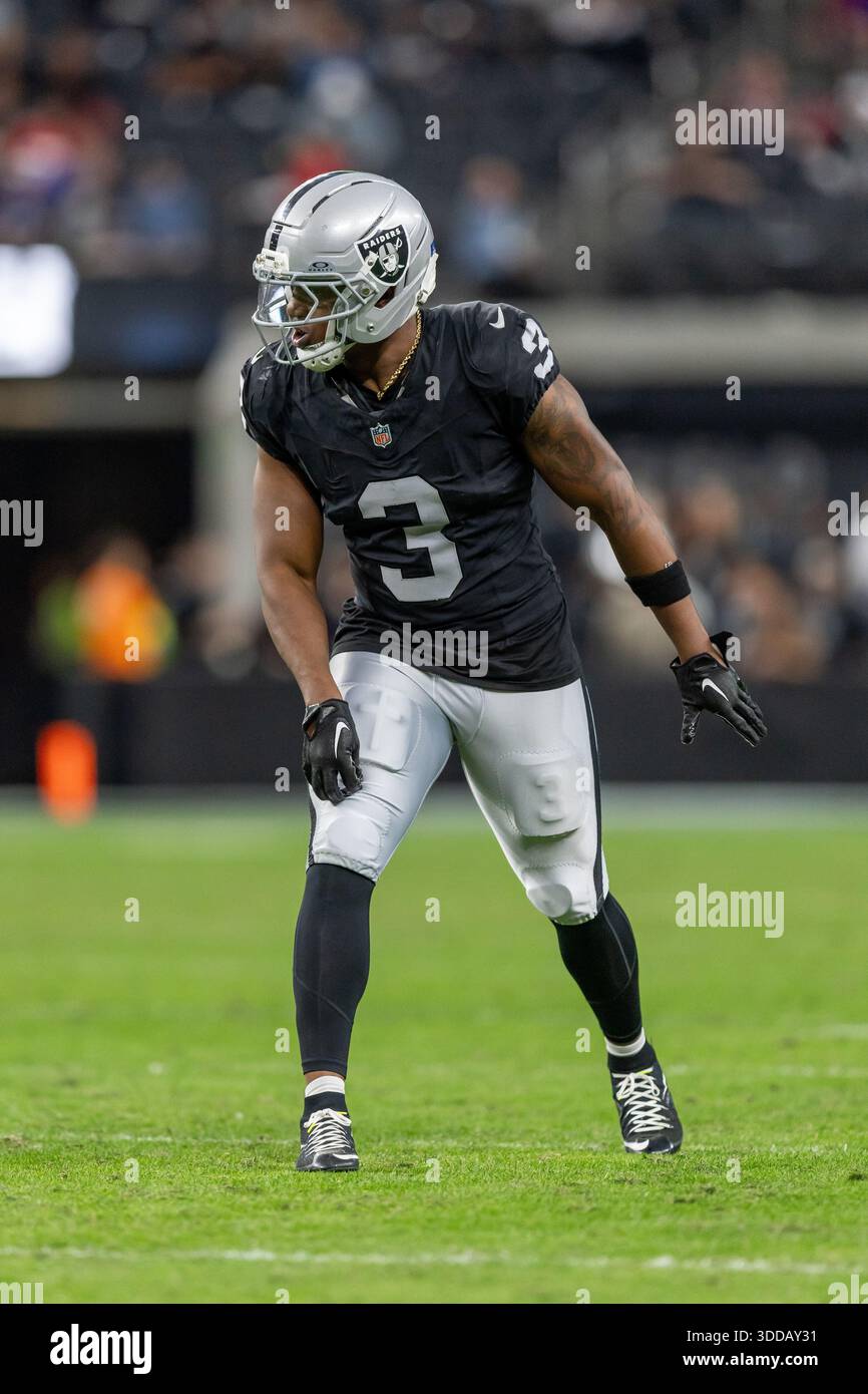Las Vegas Raiders running back Zamir White (3) lines up against the New ...