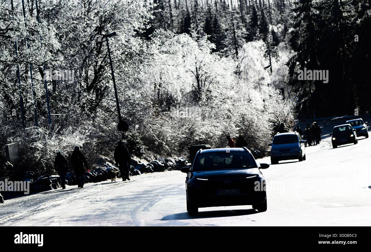 30 December 2025, Lower Saxony, Torfhaus: Cars drive in the middle of ...