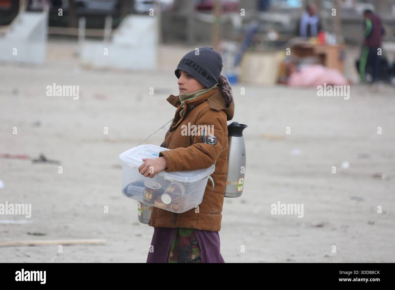 (251230) -- KABUL, Dec. 30, 2025 (Xinhua) -- An Afghan girl peddles tea ...