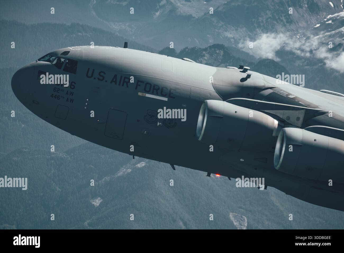 Air-to-air image of a U.S. Air Force Boeing C-17A Globemaster III ...