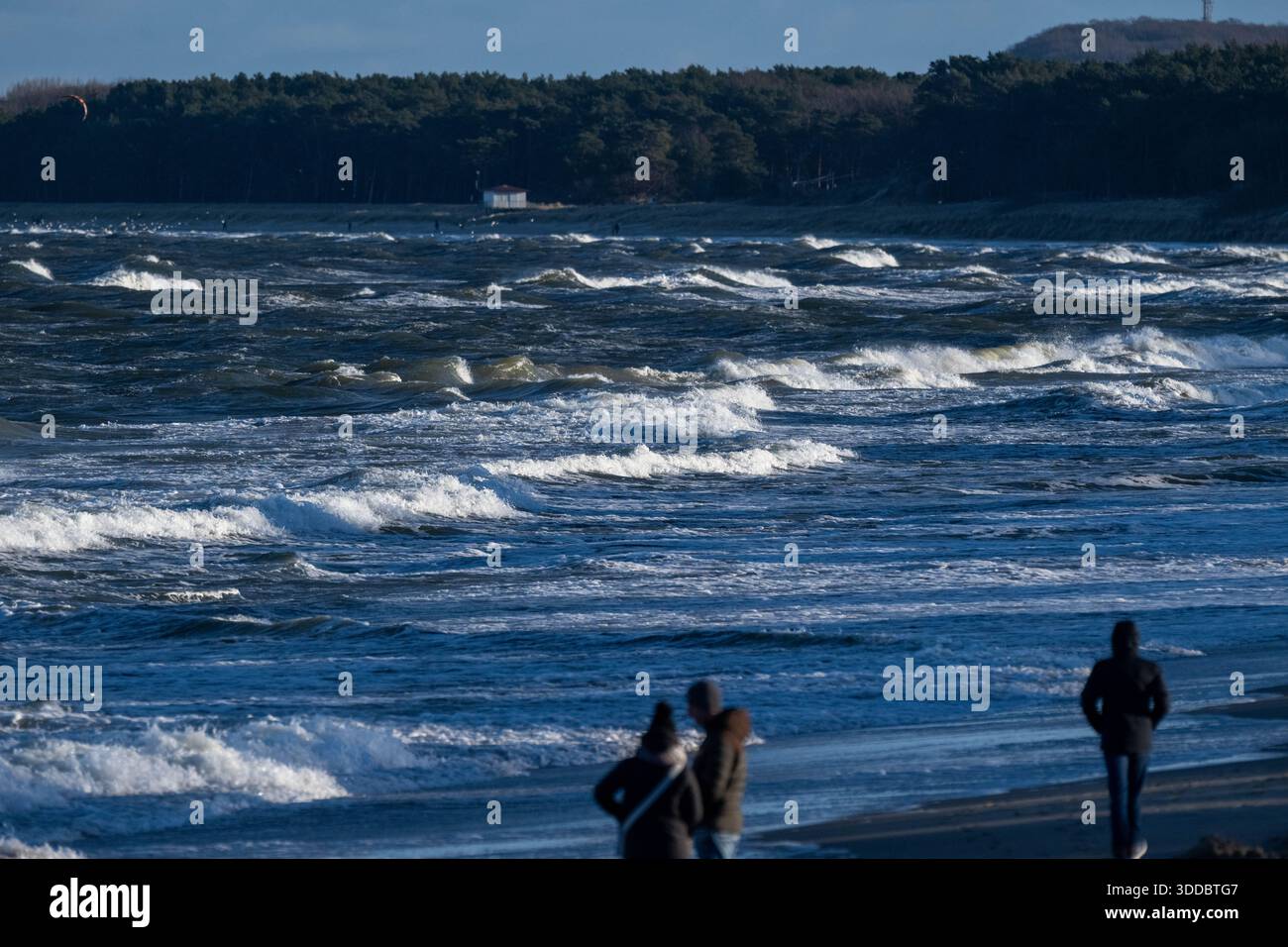30 December 2025, Mecklenburg-Western Pomerania, Zinnowitz: Tourists ...