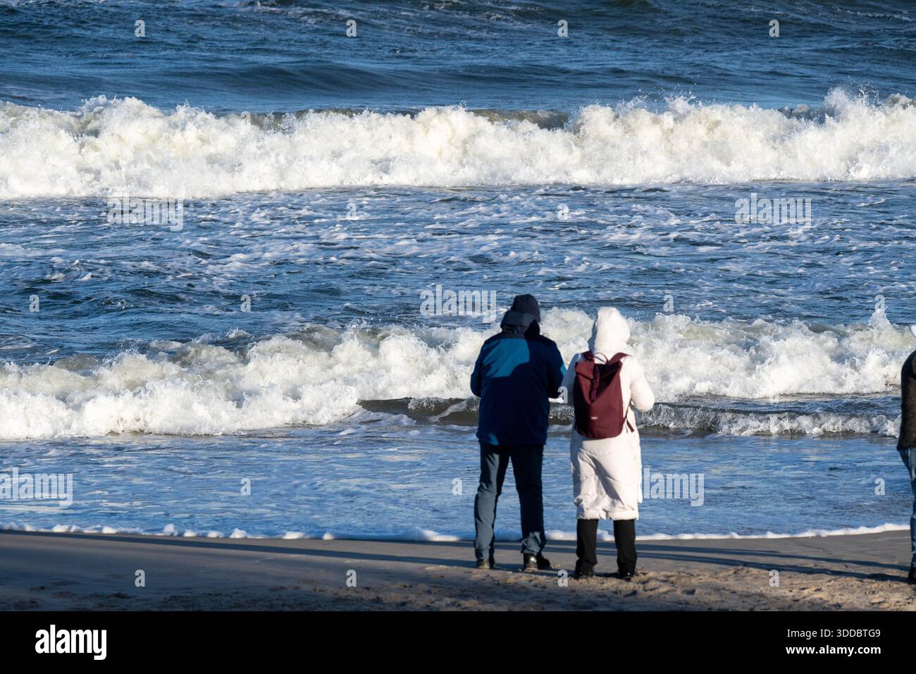 30 December 2025, Mecklenburg-Western Pomerania, Zinnowitz: Tourists ...