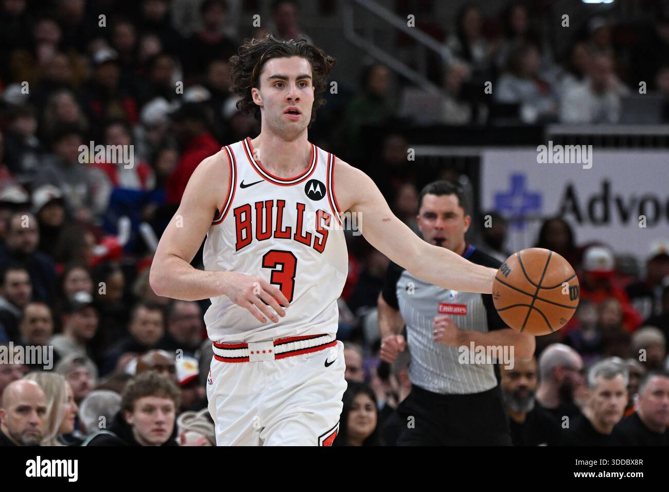 Chicago Bulls' Josh Giddy (3) looks to pass during the first half of an ...