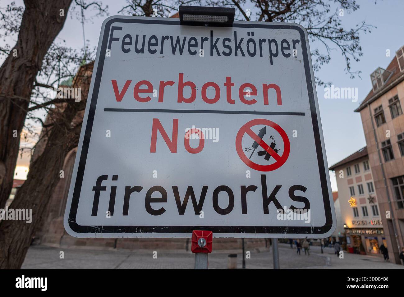 Verbotsschild zu Feuerwerkskörpern in der Altstadt, Nürnberg, 30.12. ...