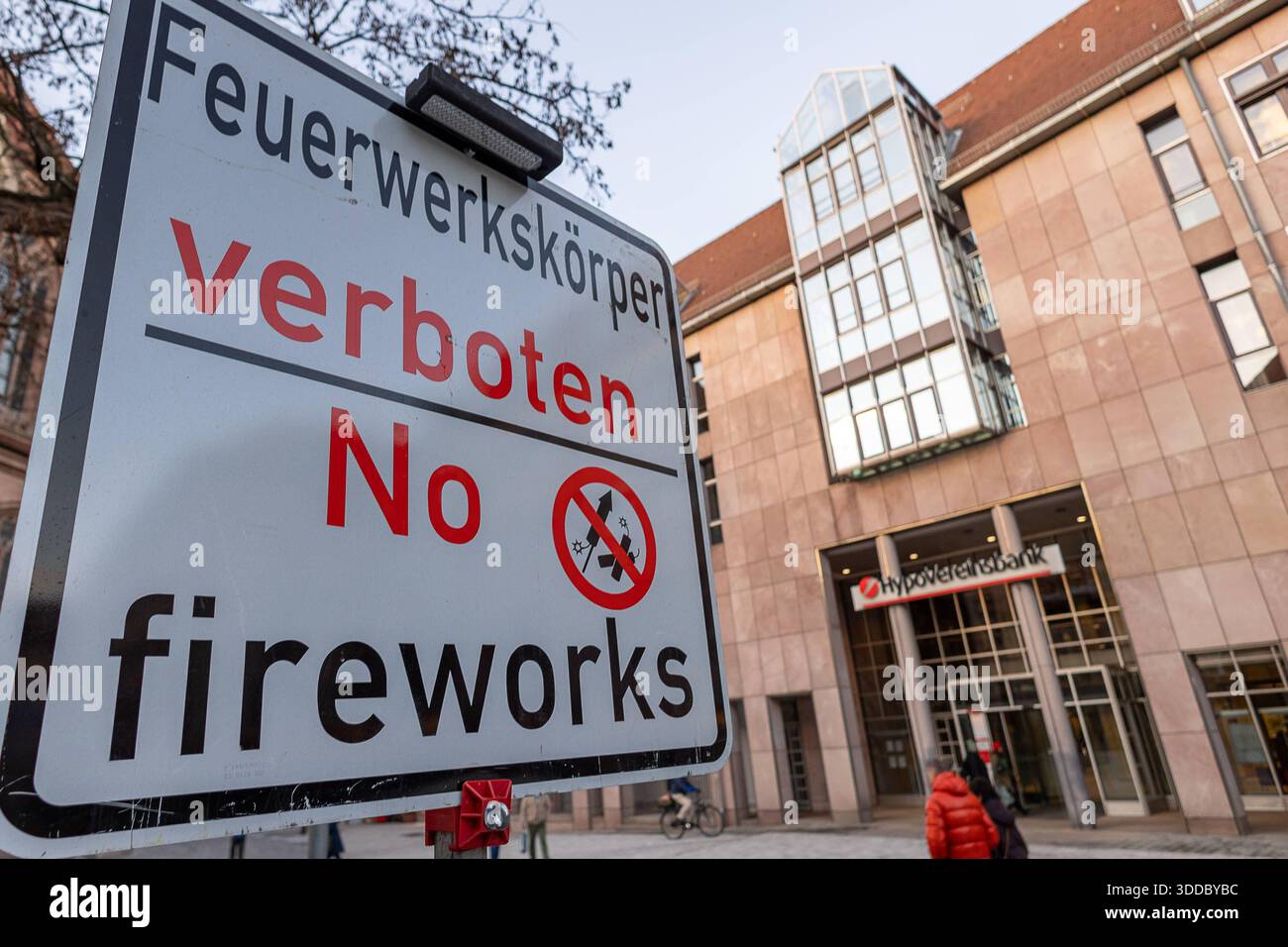 Verbotsschild zu Feuerwerkskörpern in der Altstadt, Nürnberg, 30.12. ...