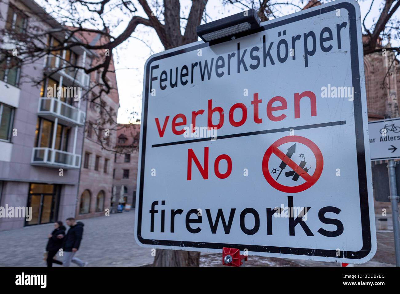 Verbotsschild zu Feuerwerkskörpern in der Altstadt, Nürnberg, 30.12. ...