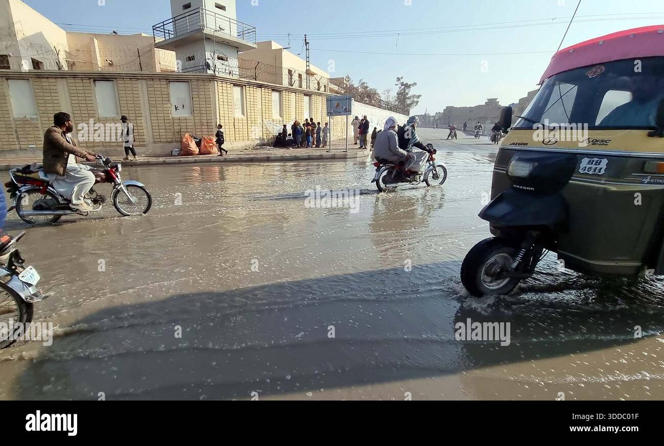 QUETTA, PAKISTAN, DEC 30: Commuters are facing difficulties in ...