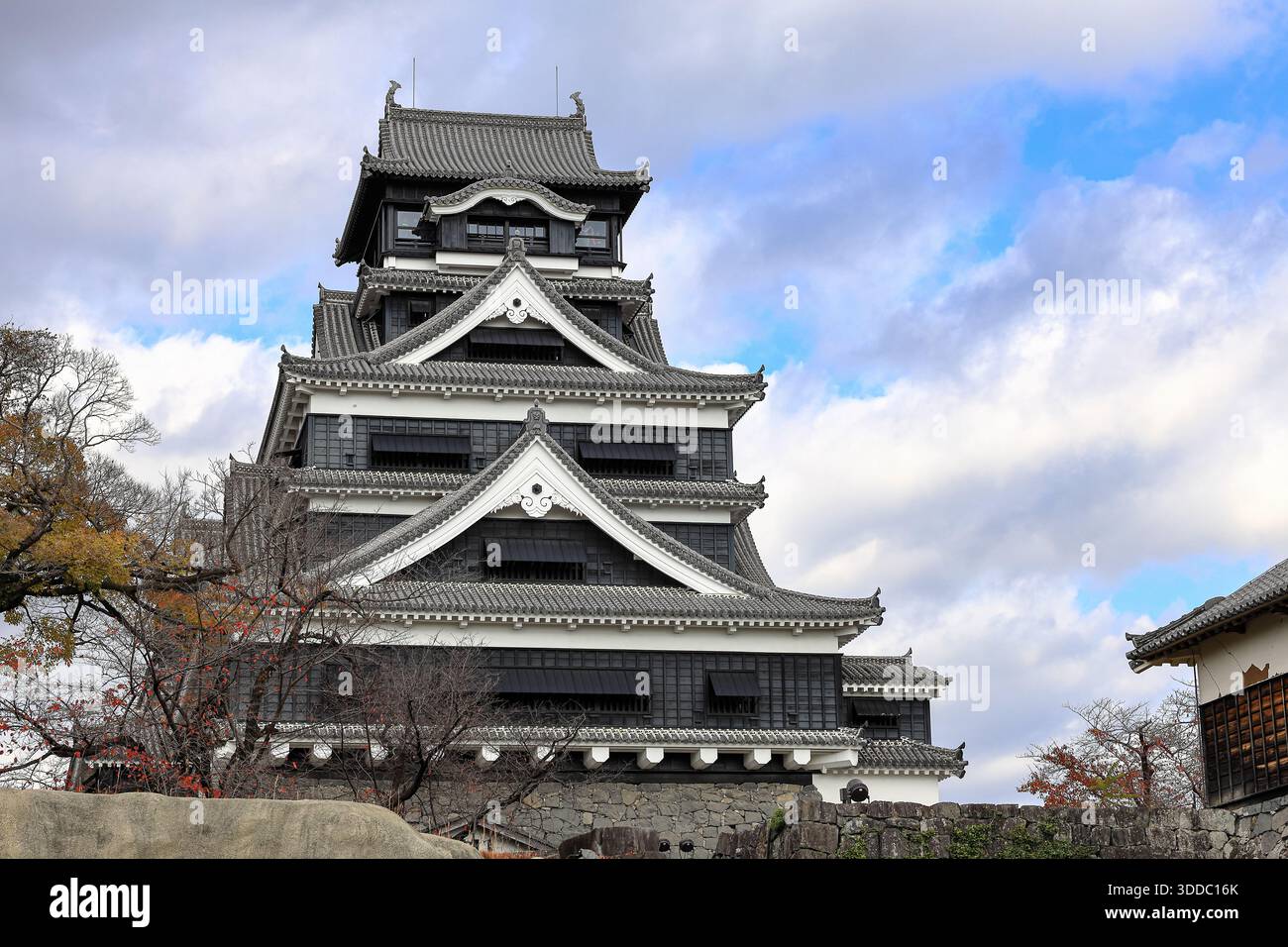 Kumamoto Castle, a hilltop Japanese castle located in Kumamoto city ...