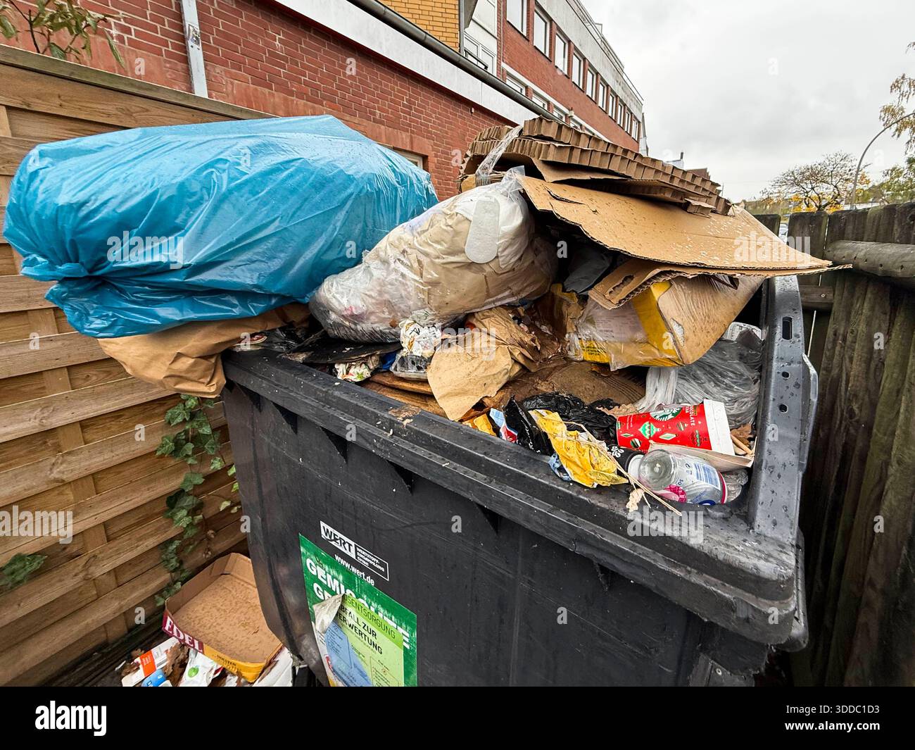 abb: Uebervoller Grosser Plastik Muell Container mit Muell nach den ...