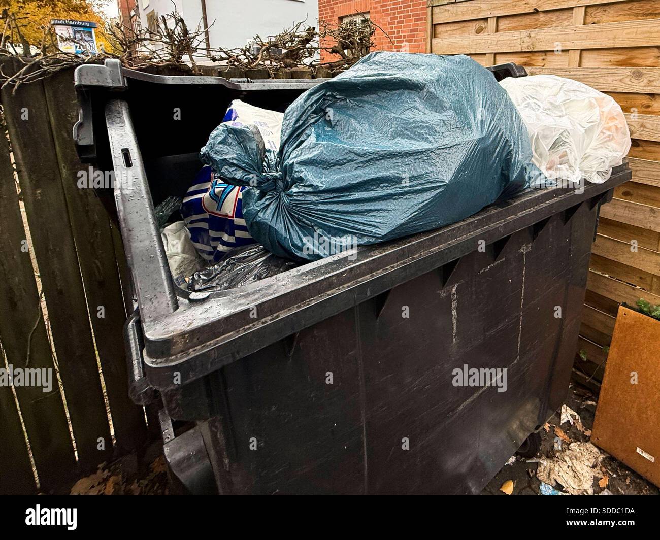 abb: Uebervoller Grosser Plastik Muell Container mit Muell nach den ...