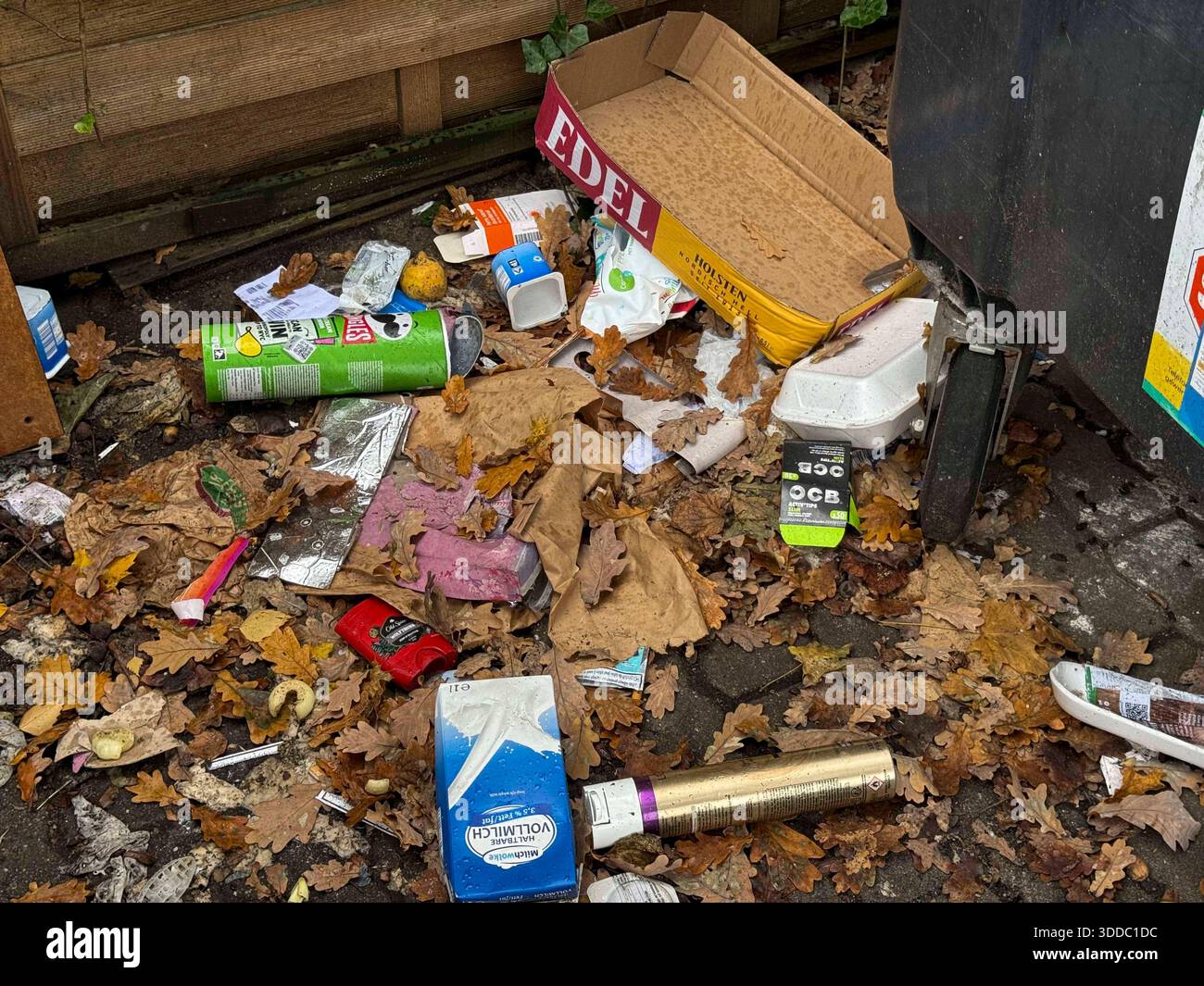 abb: Uebervoller Grosser Plastik Muell Container mit Muell nach den ...