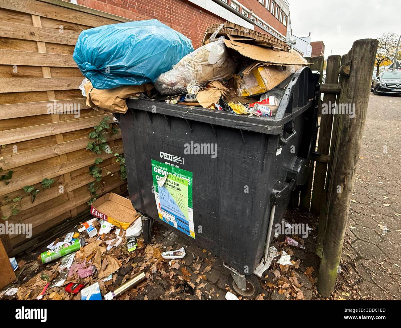 abb: Uebervoller Grosser Plastik Muell Container mit Muell nach den ...