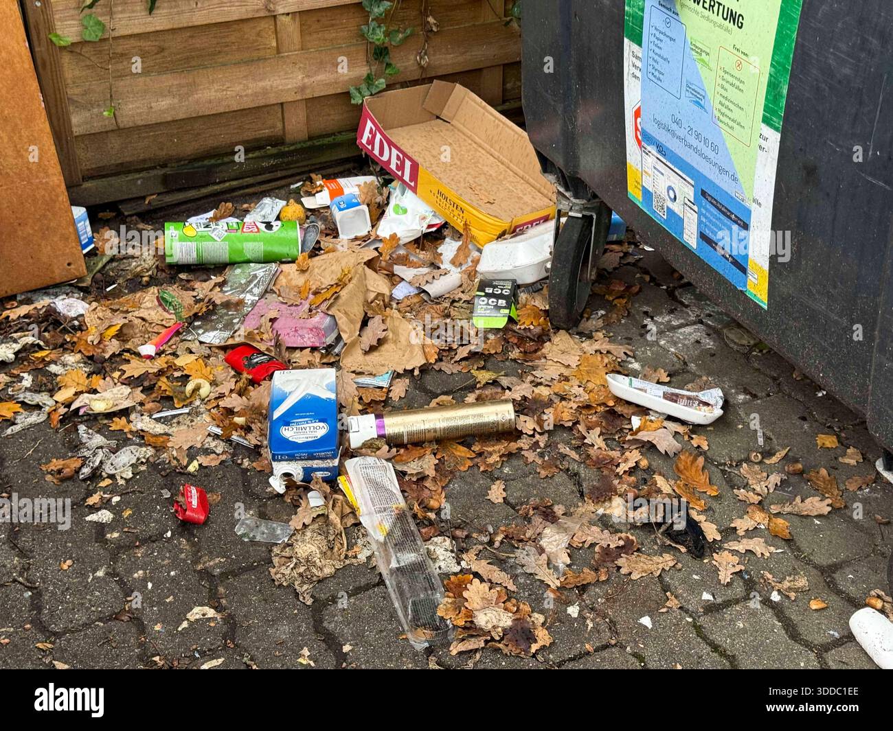 abb: Uebervoller Grosser Plastik Muell Container mit Muell nach den ...